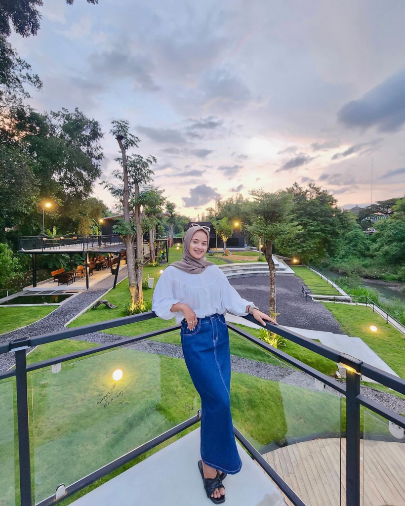 Krasan Café: Tempat Nongkrong Seru View Sungai Dengan Air Terjun - Ubu ...